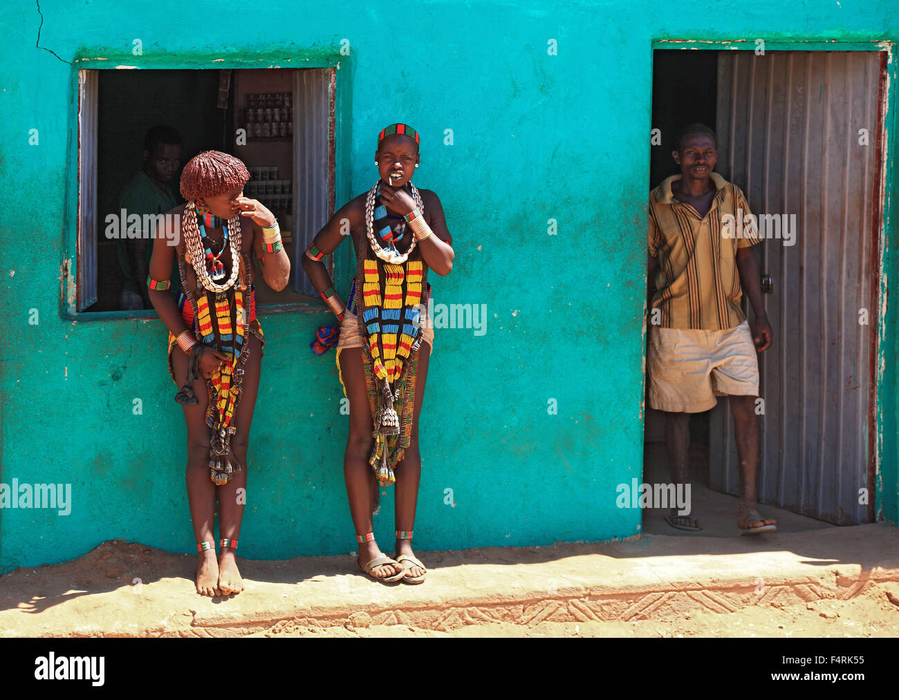 Omo-Gebiet, im Dorf Turmi, junges Mädchen mit viel Schmuck, der Stamm der Hamar, Hamer, Hamma ...