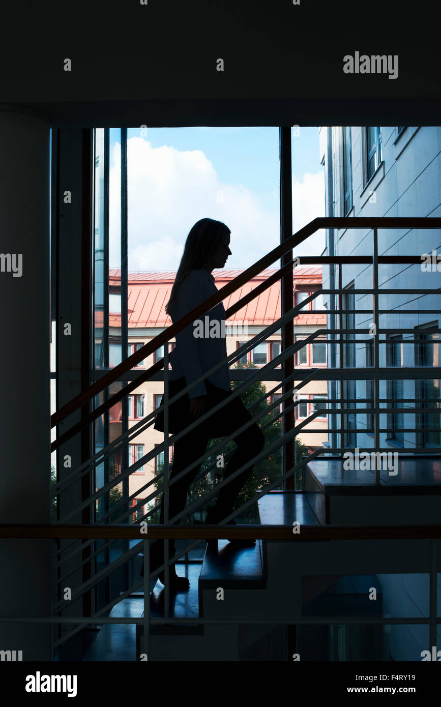 Junge Frau auf der Treppe Stockfotografie - Alamy Junge Frau auf der Treppe Stockfotografie - Alamy