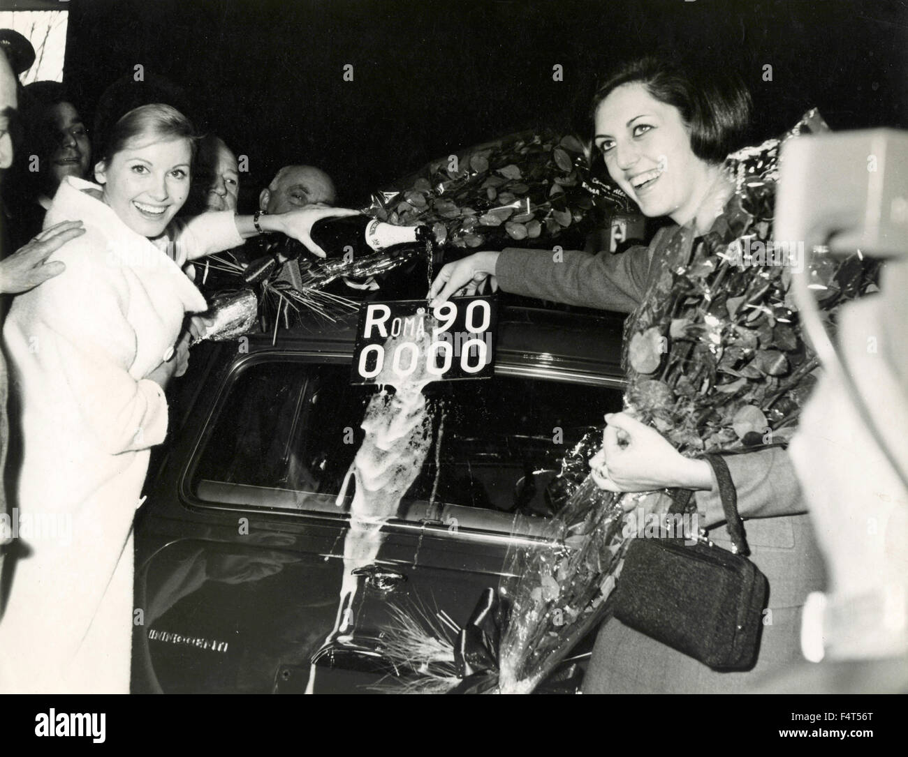 Julia Occhini, genannt die weiße Frau, öffnete das Auto Nummer Platte ...