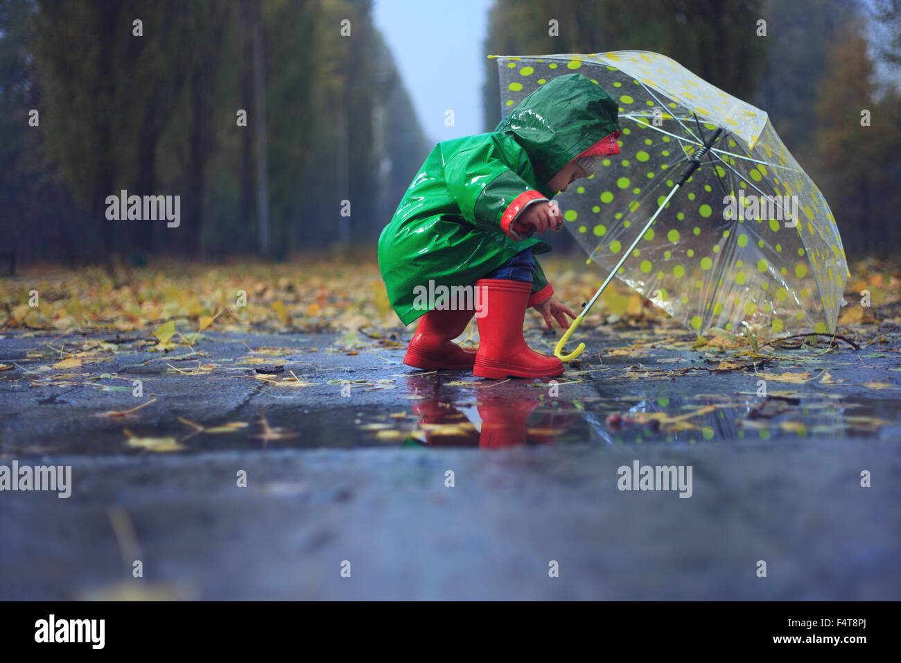 Regenschirm Kind Stockfotos und -bilder Kaufen - Alamy