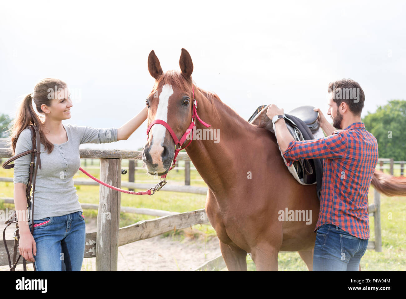 Couple horse riding -Fotos und -Bildmaterial in hoher Auflösung – Alamy