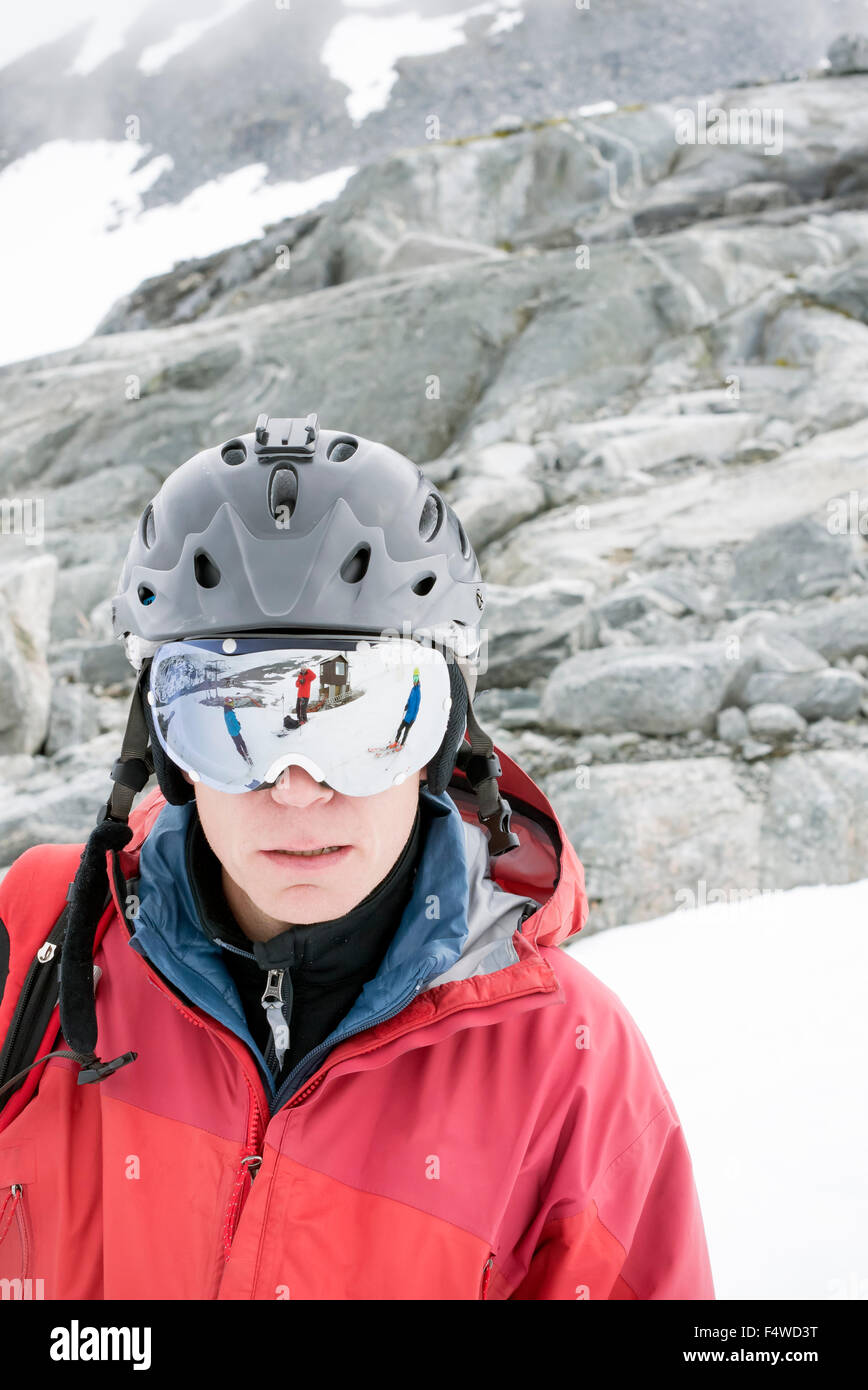 Portrait man wearing helmet ski -Fotos und -Bildmaterial in hoher ...