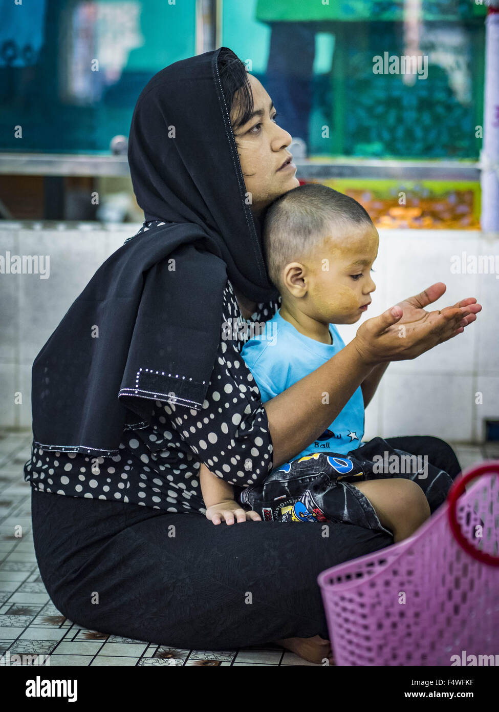 Yangon, Yangon Division, Myanmar. 23. Oktober 2015. Ein Shia-Frau und ...