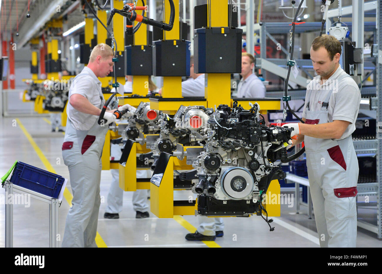 Kölleda, Deutschland. 23. Oktober 2015. Arbeiter Montage Vierzylinder ...