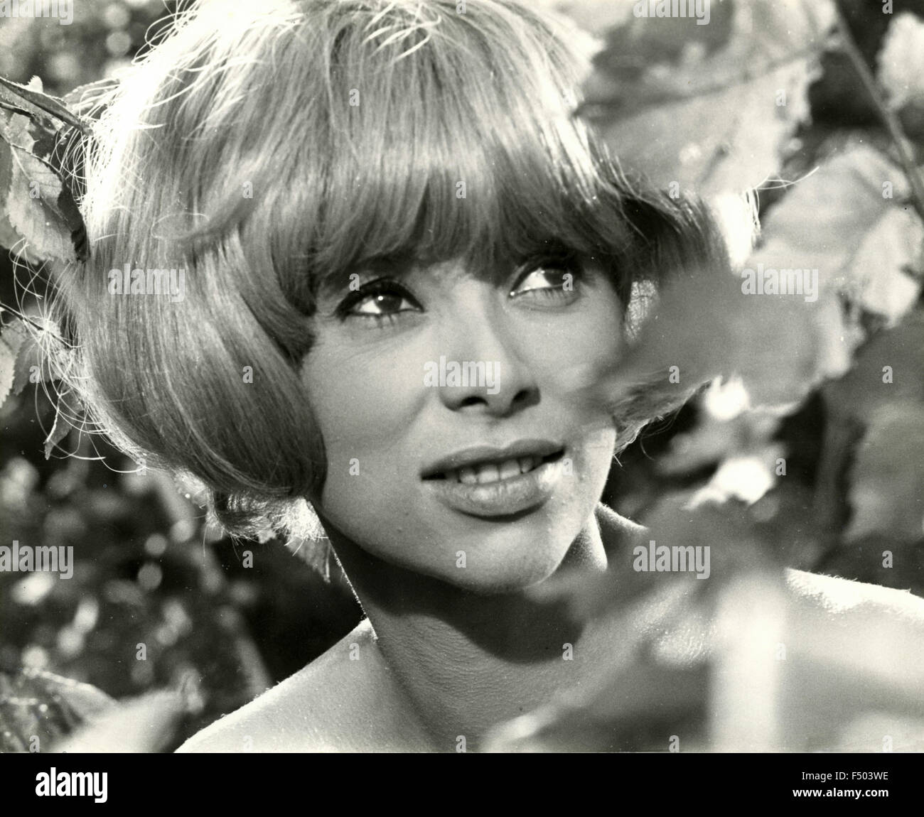Die Schauspielerin Mireille Darc in einer Szene aus dem Film "Monte Carlo or Bust!" (Diese ...