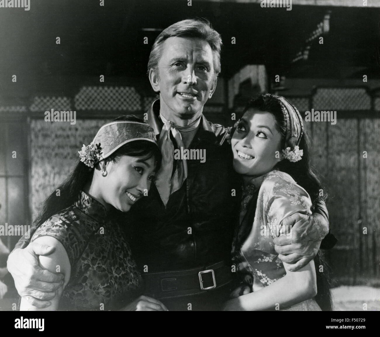 Der Schauspieler Kirk Douglas mit Miko Mayama und Midori in einer Szene ...