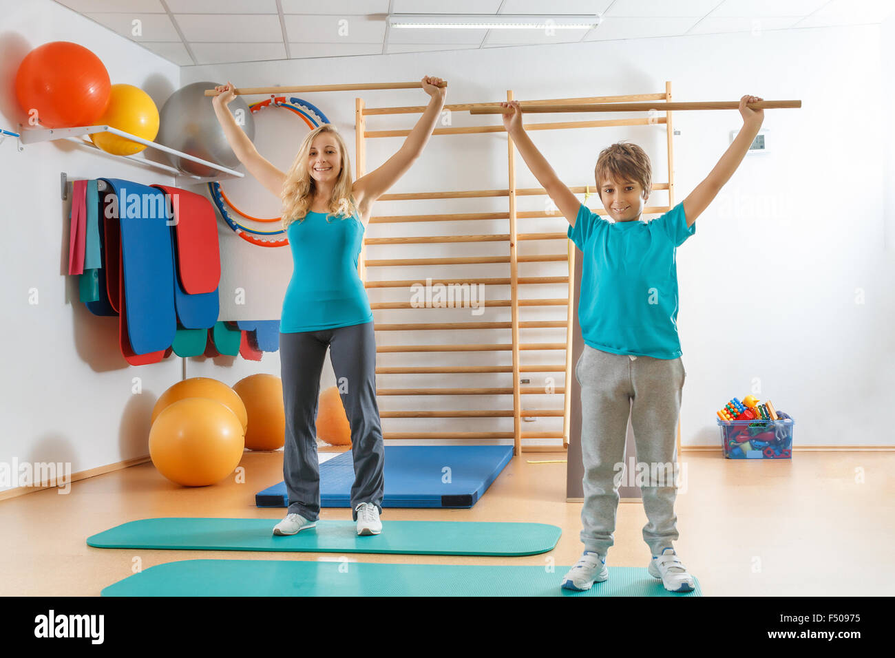 Glücklich, Sport, Familie, Mutter und Sohn gymnastische Übungen ...