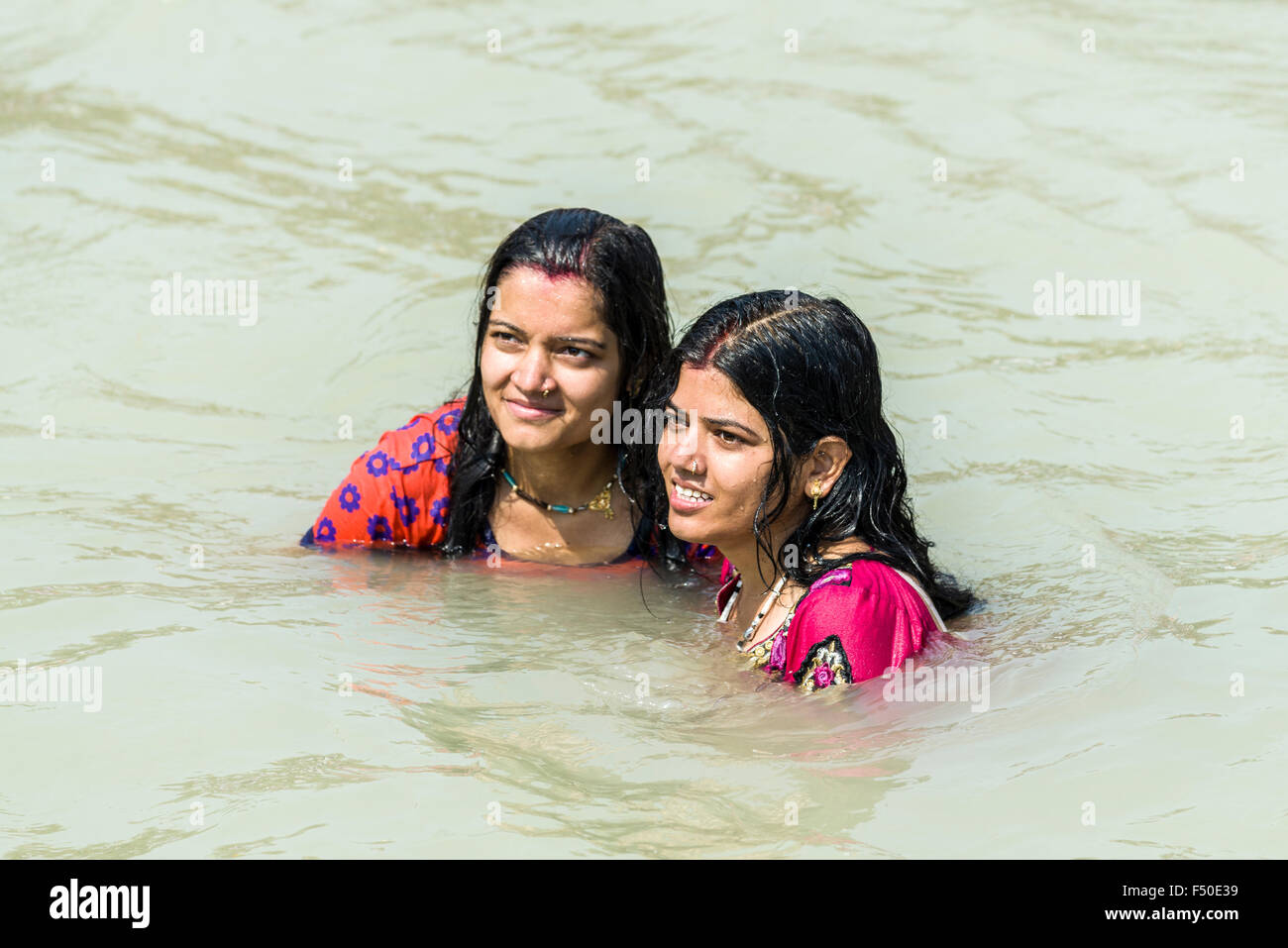 Männer und frauen beim baden -Fotos und -Bildmaterial in hoher ...