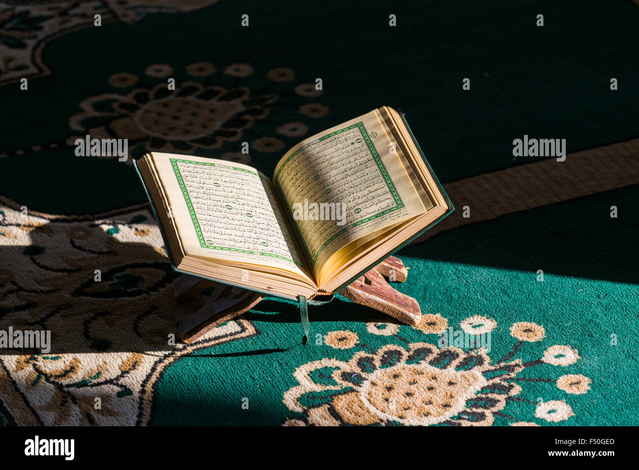 Das heilige Buch des Islam, der Koran, Qu'ran, ist geöffnet in einem ...