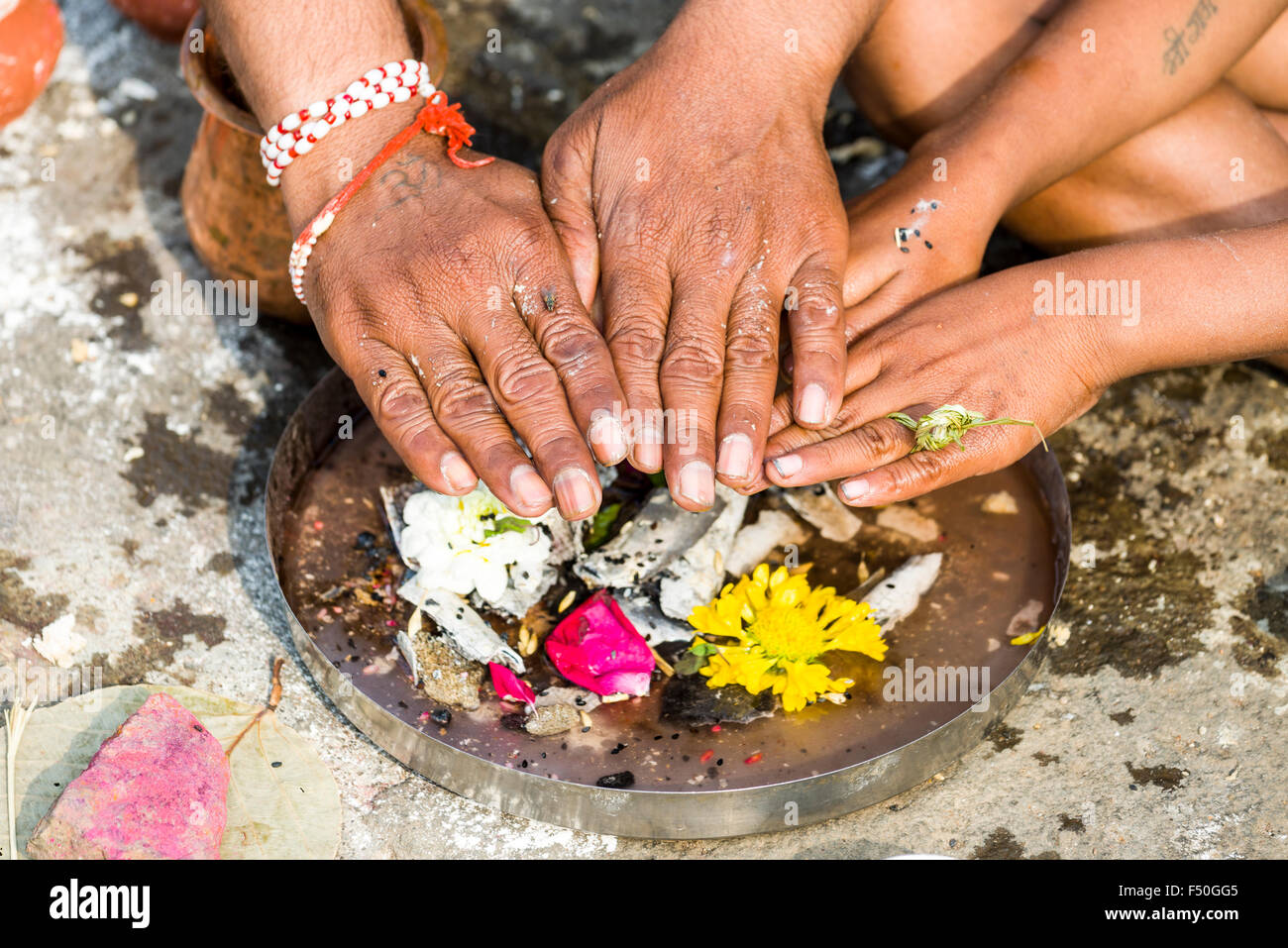 Asthi visarjan -Fotos und -Bildmaterial in hoher Auflösung – Alamy