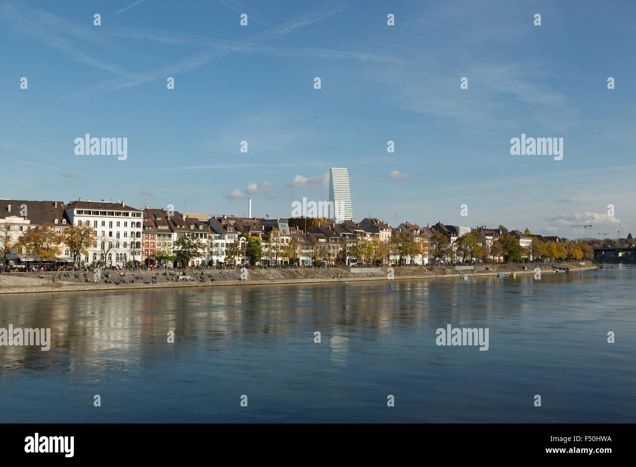 Ein Foto von Basel am Rhein in der Schweiz im Herbst. Basel ist die ...