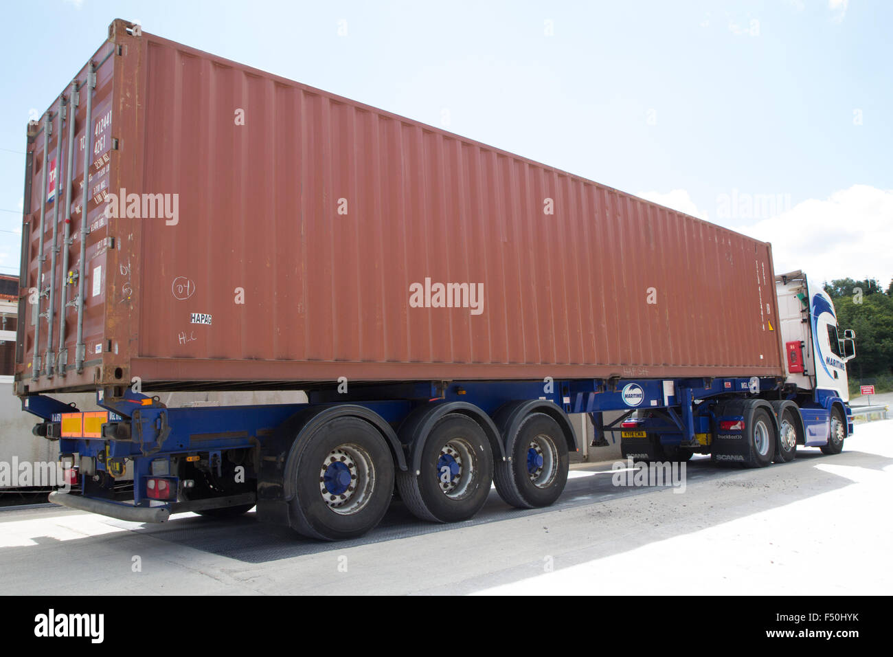 Rückansicht eines Shipping Container Lkw auf Brückenwaage ...