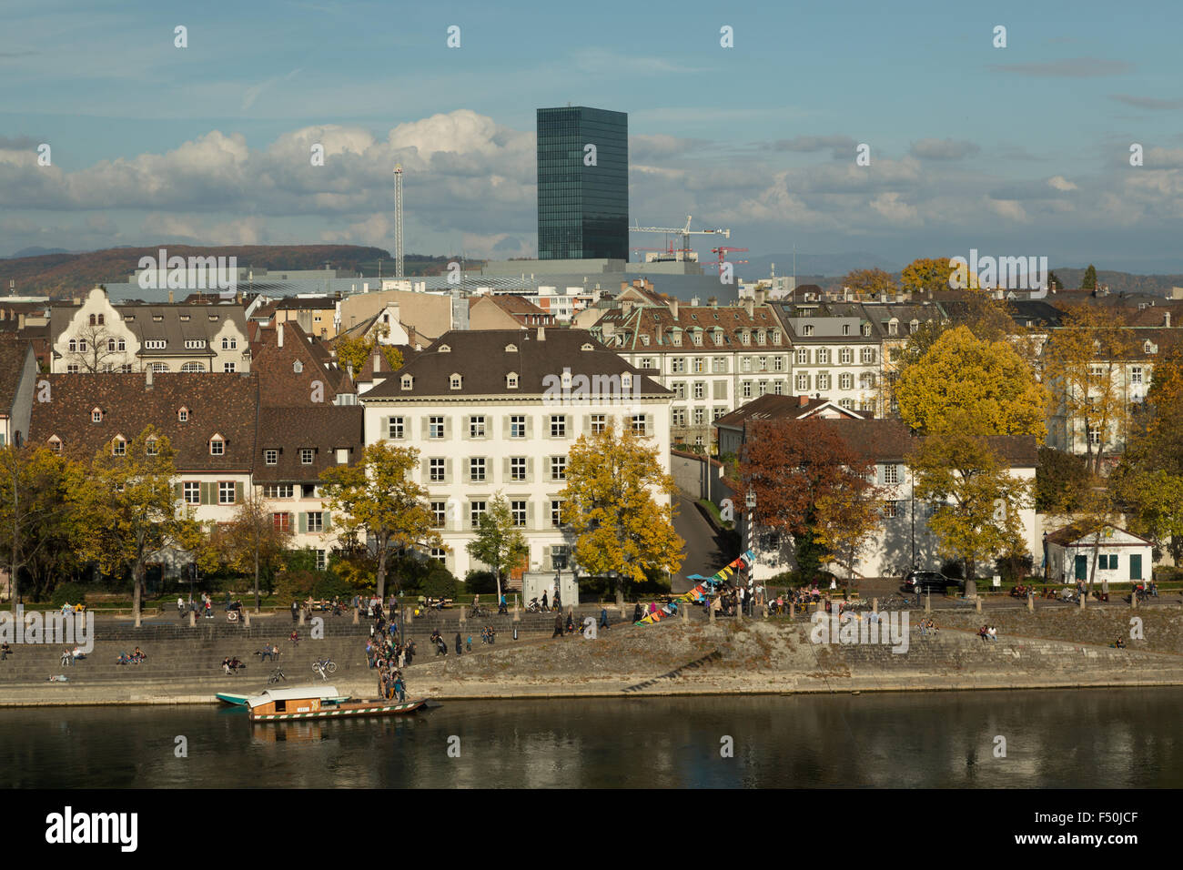 Ein Foto von Basel am Rhein in der Schweiz im Herbst. Basel ist die ...