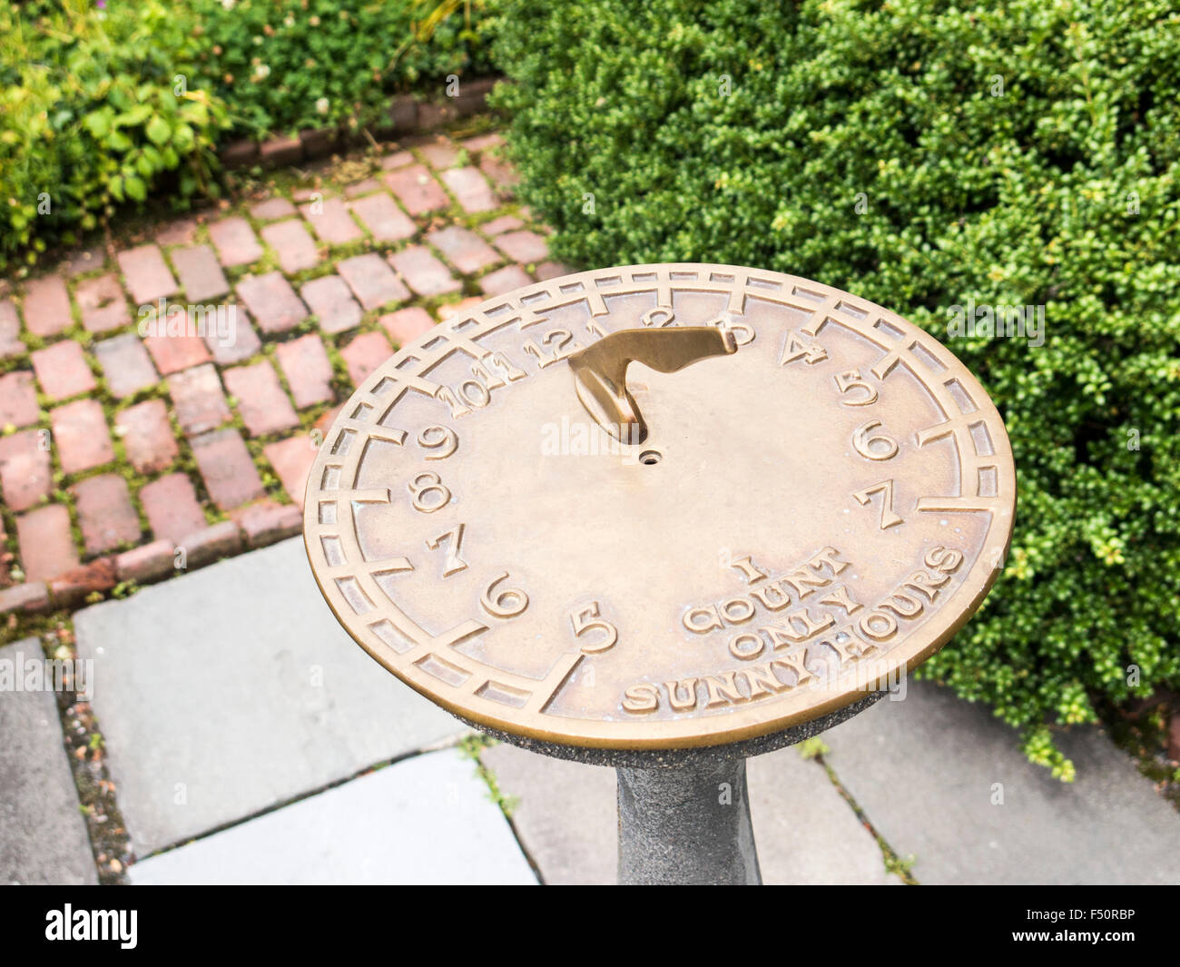 Sun dial bronze -Fotos und -Bildmaterial in hoher Auflösung – Alamy