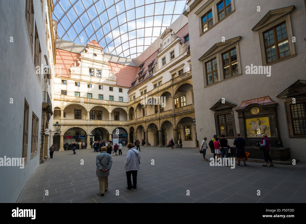 Innenhof des Dresdner Schloss, das Residenzschloss mit modernem ...