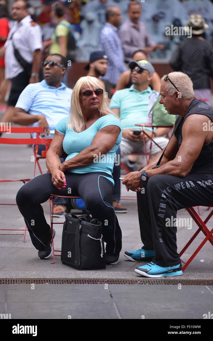 Bodybuilder carmen brady sitting in -Fotos und -Bildmaterial in hoher ...