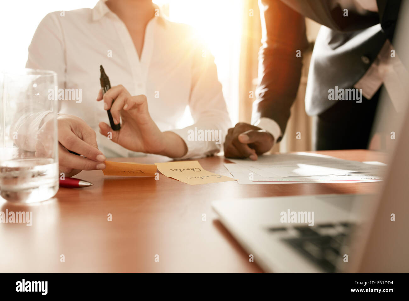 Hand Etwas Zu Schreiben Stockfotos und -bilder Kaufen - Alamy