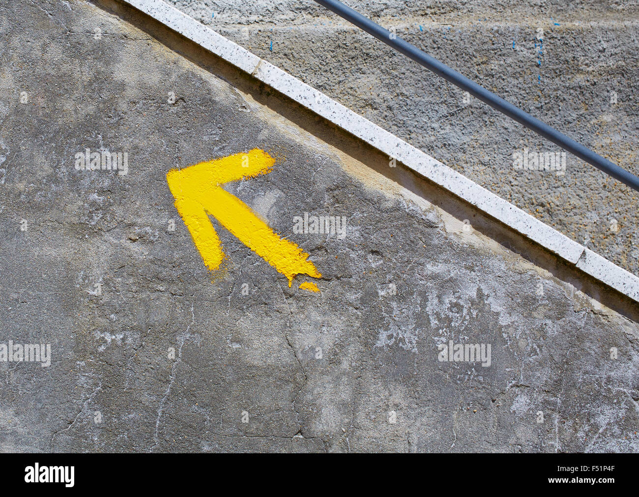 Gelber Pfeil-Symbol in der Jakobsweg im Leon Stockfotografie - Alamy
