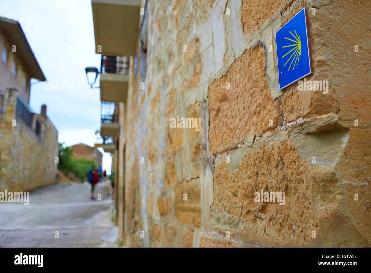 Der Jakobsweg Muschel Zeichen in Navarra stonewall Spanien ...