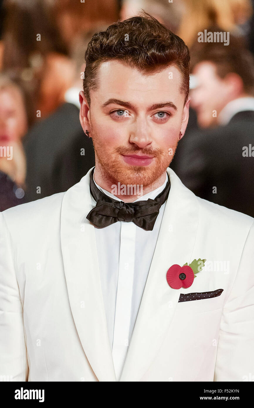 London, UK. 26. Oktober 2015. Sam Smith kommt auf dem roten Teppich für ...