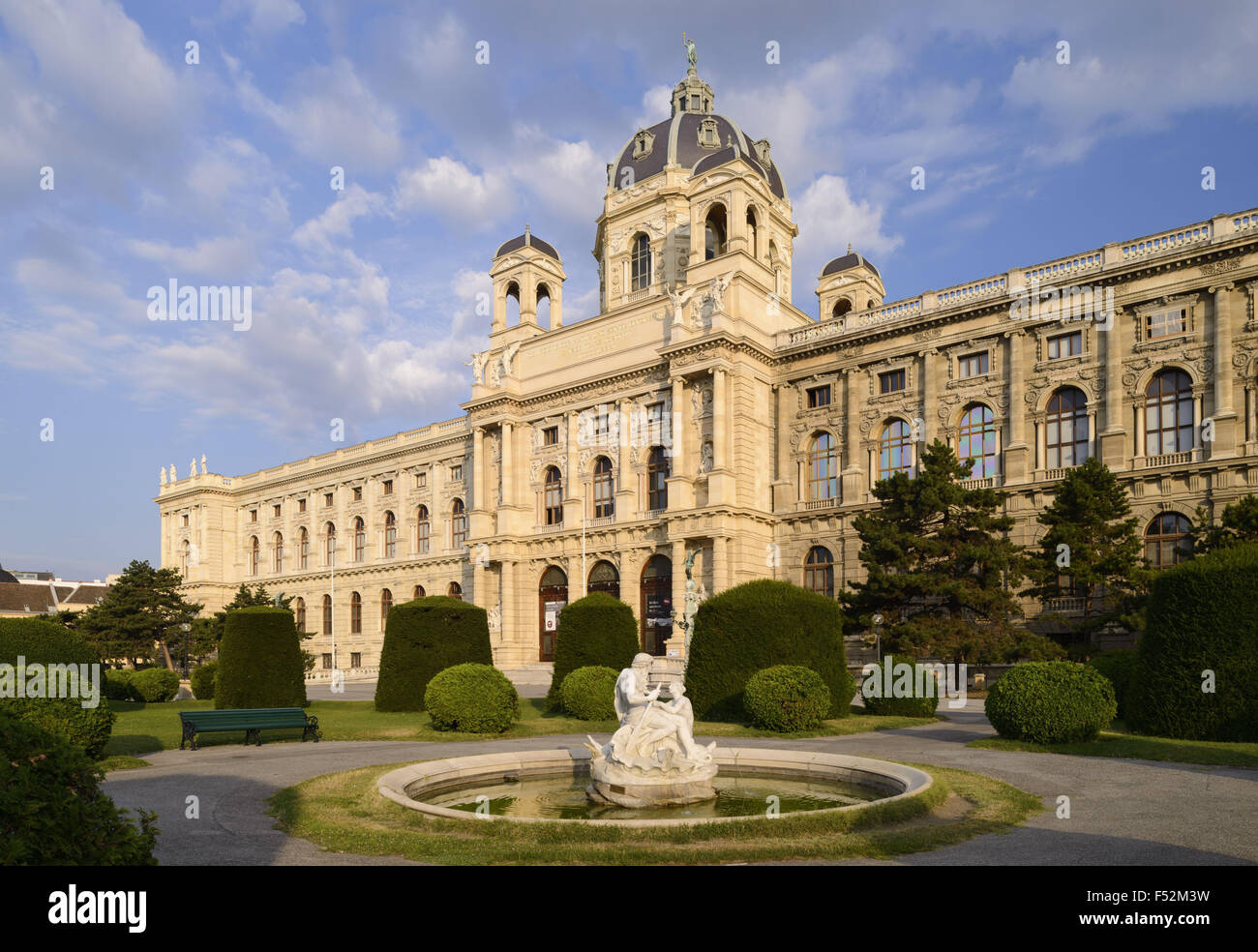 Österreich, Wien, Museumsplatz (Quadrat), Museum of Natural History ...