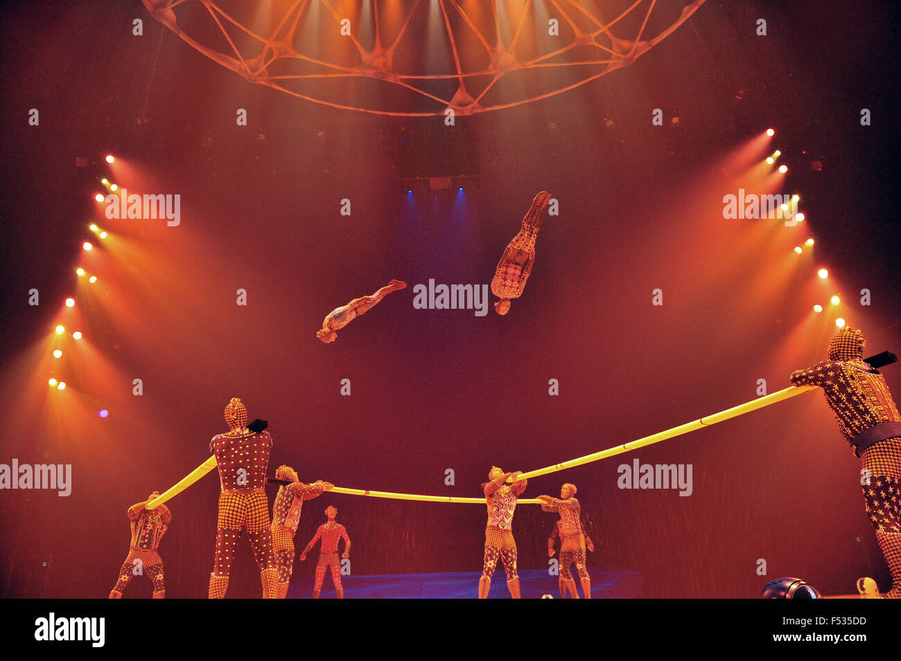 Akrobaten Aus Dem Cirque Du Soleil Treten Auf Stockfotos und -bilder ...