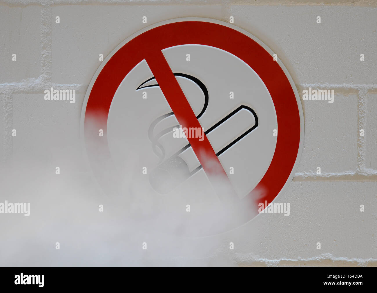 Anti smoking sign -Fotos und -Bildmaterial in hoher Auflösung – Alamy