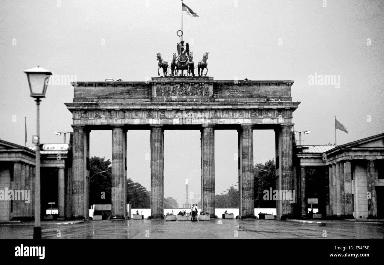 Brandenburger Tor, 1985. Ost-berlin in der Zeit des Kalten Krieges ...