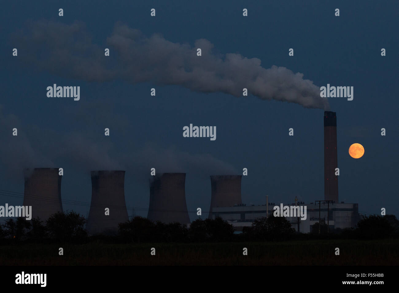 Kohlekraftwerk in der nacht -Fotos und -Bildmaterial in hoher Auflösung ...