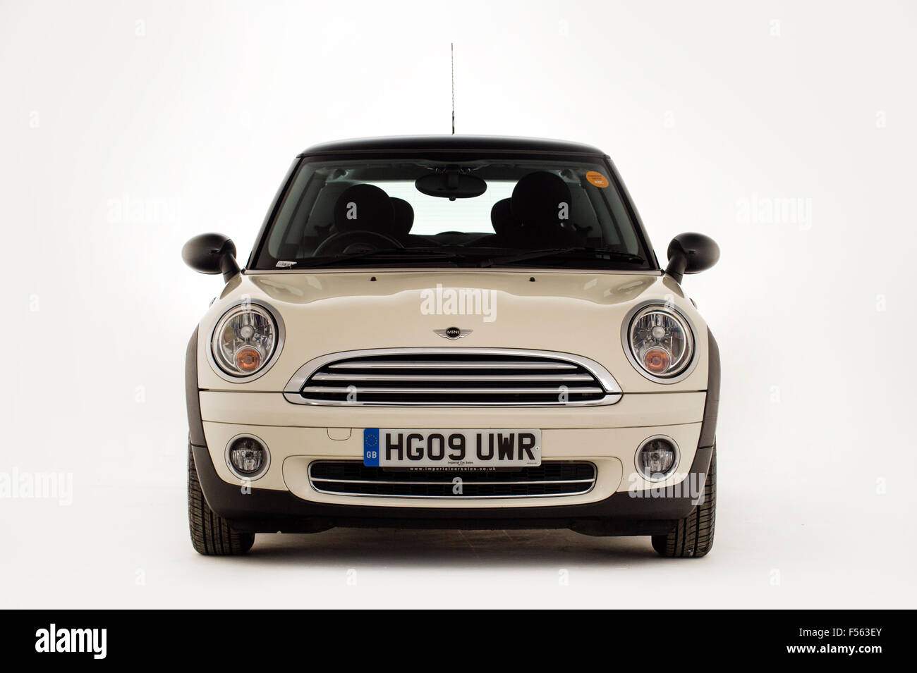White mini cooper -Fotos und -Bildmaterial in hoher Auflösung – Alamy