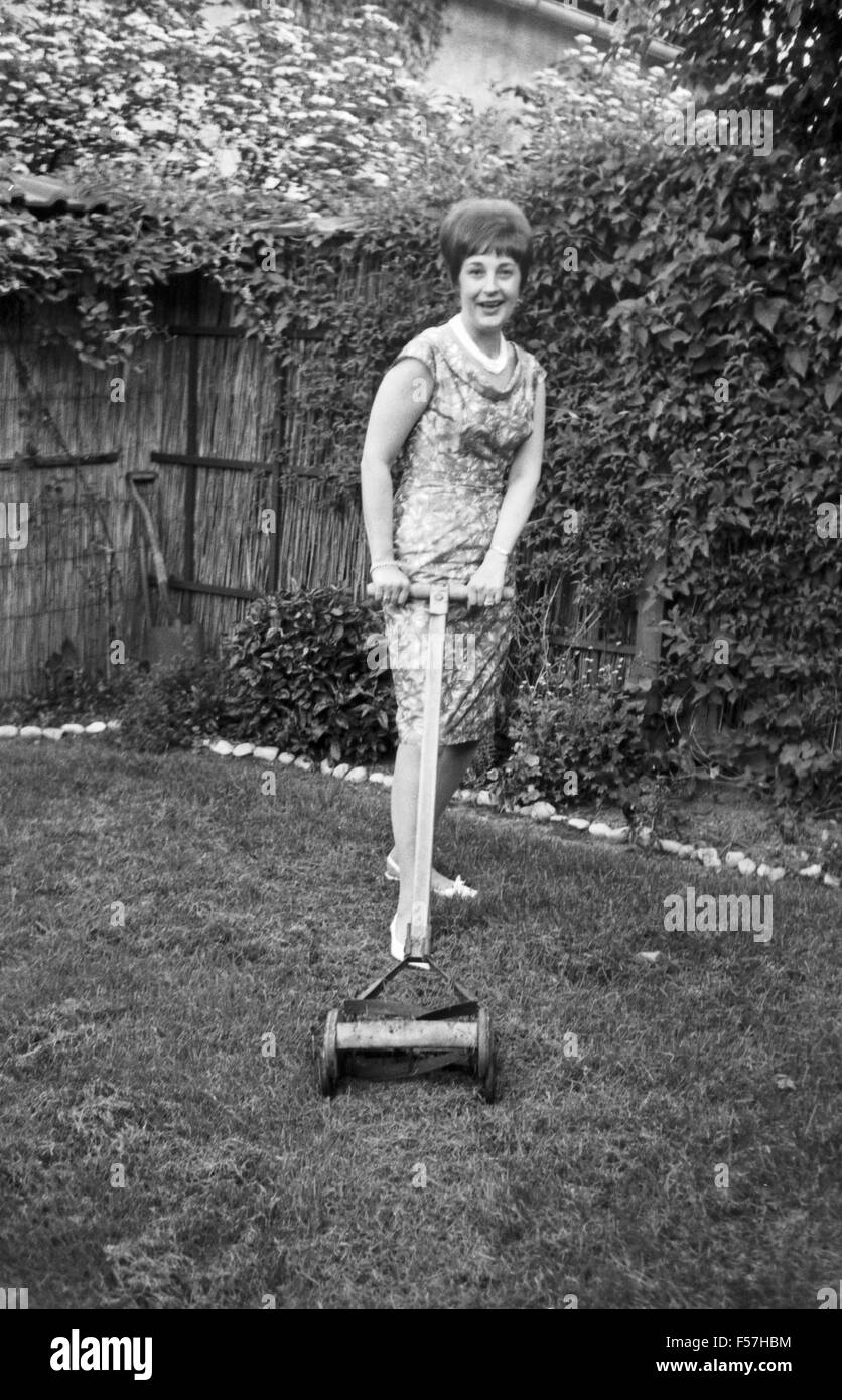 Die deutsche Schlagersängerin Renee Franke, im Garten beim Rasen mähen ...