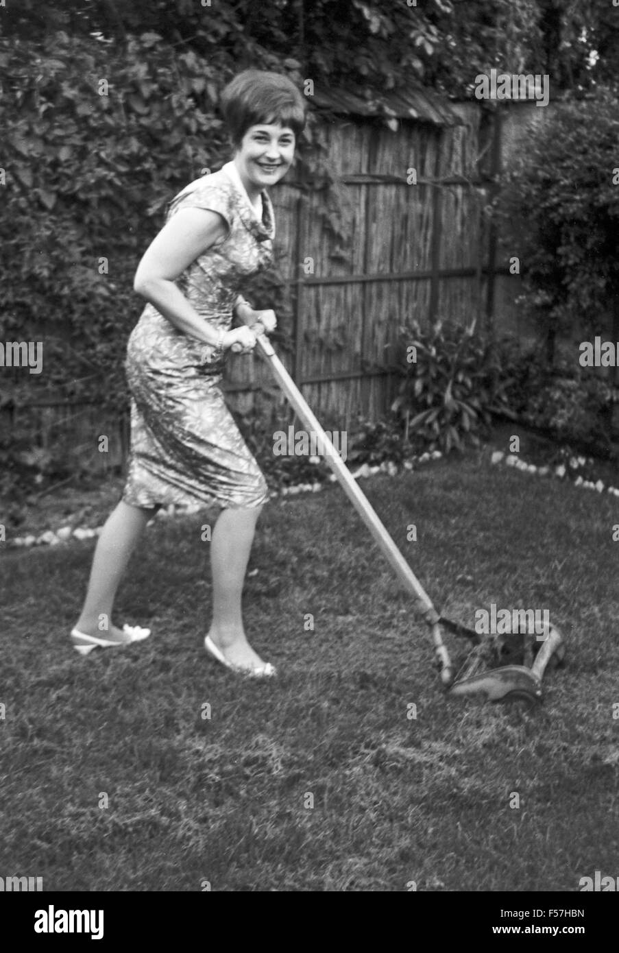 Die deutsche Schlagersängerin Renee Franke, im Garten beim Rasen mähen ...