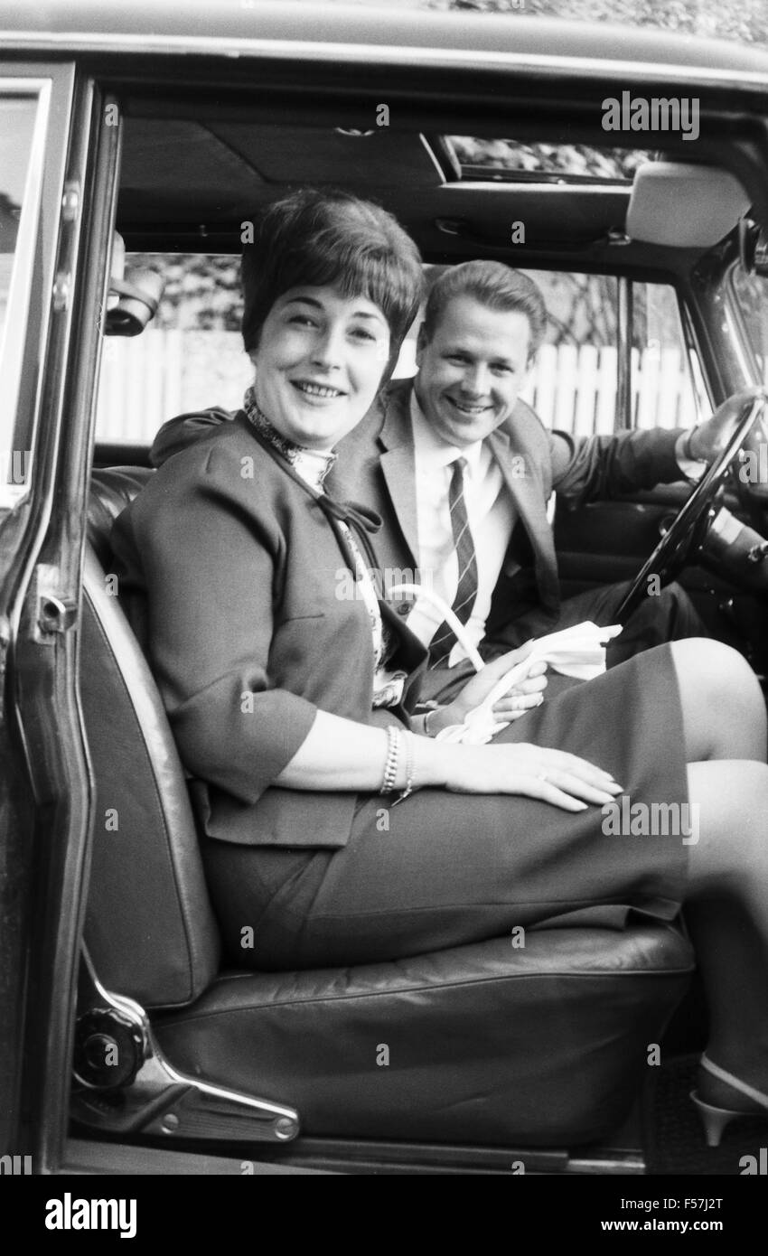 Fahrer Otto Maurer und deutsche Schlagersängerin Renee Franke ...