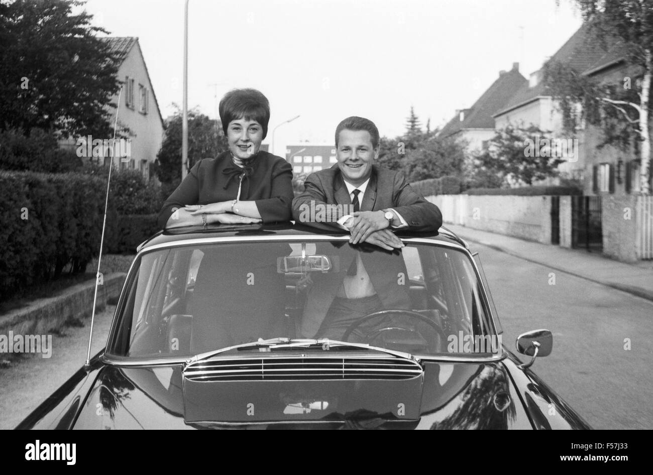 Fahrer Otto Maurer und deutsche Schlagersängerin Renee Franke ...