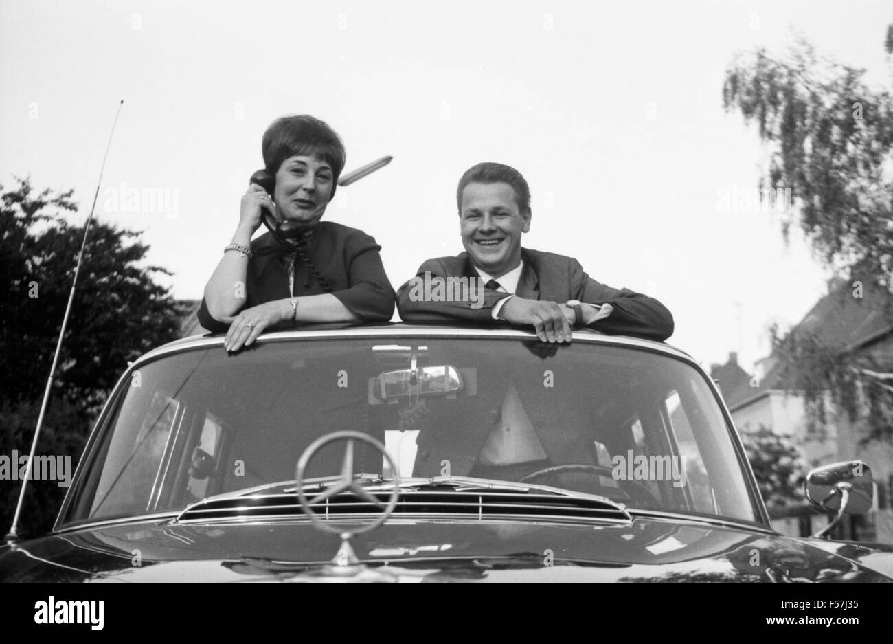 Fahrer Otto Maurer und deutsche Schlagersängerin Renee Franke ...