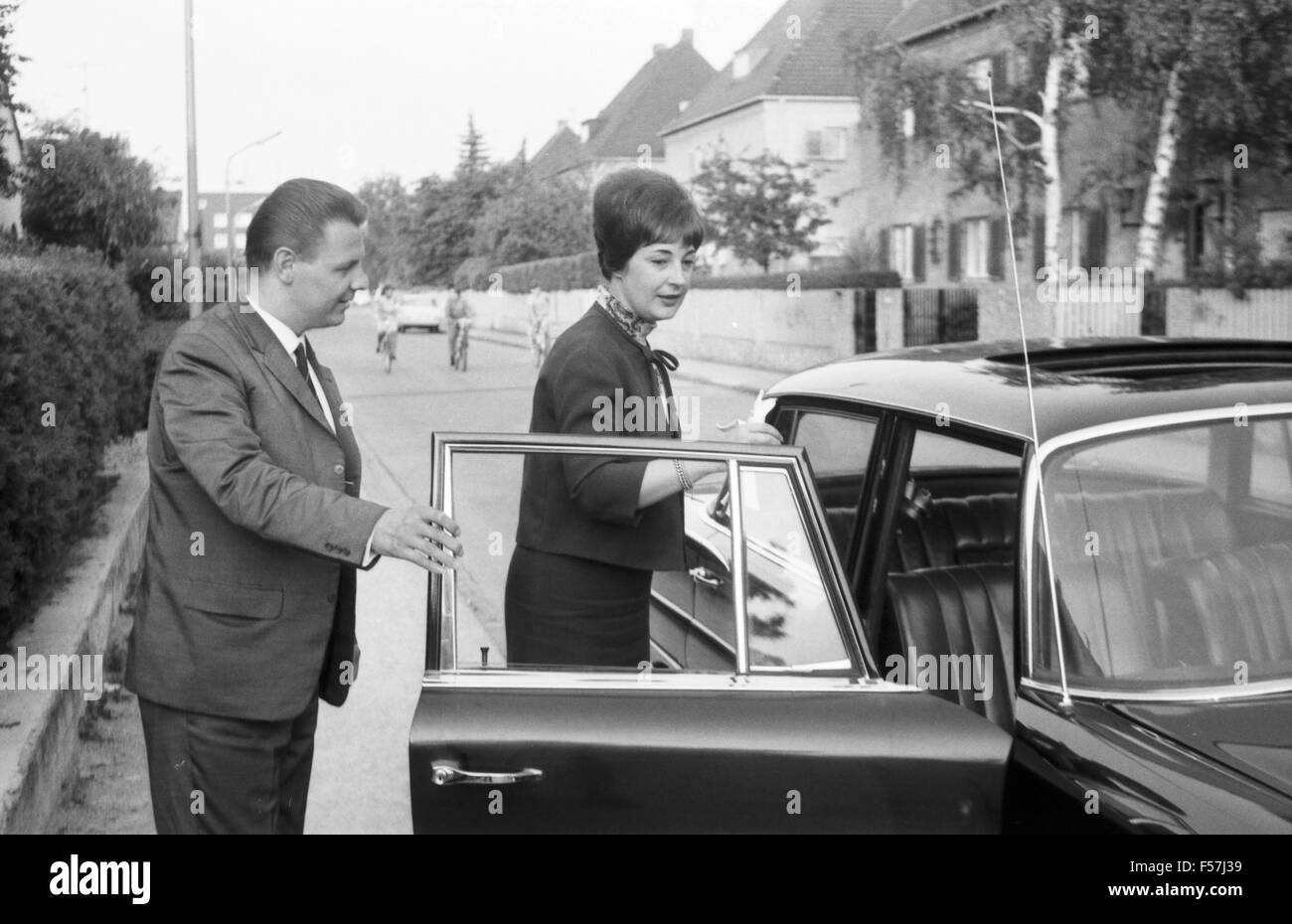 Fahrer Otto Maurer und deutsche Schlagersängerin Renee Franke ...