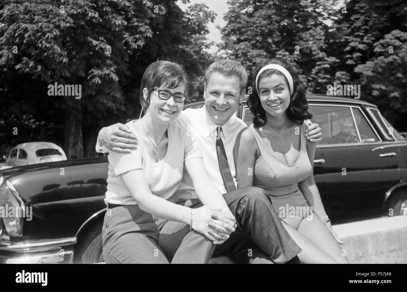 Fahrer Otto Maurer Und Sängerinnen Dagmar Hank, Suzanne Doucet Und Anja ...