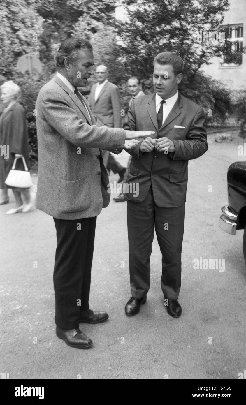 Fahrer Otto Maurer Und Schauspieler James Mason, 1960er Jahre ...
