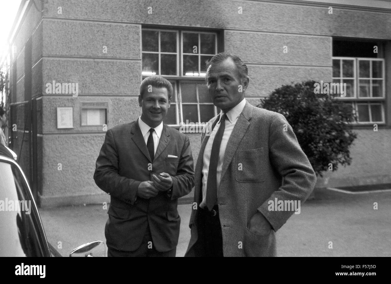 Fahrer Otto Maurer Und Schauspieler James Mason, 1960er Jahre ...