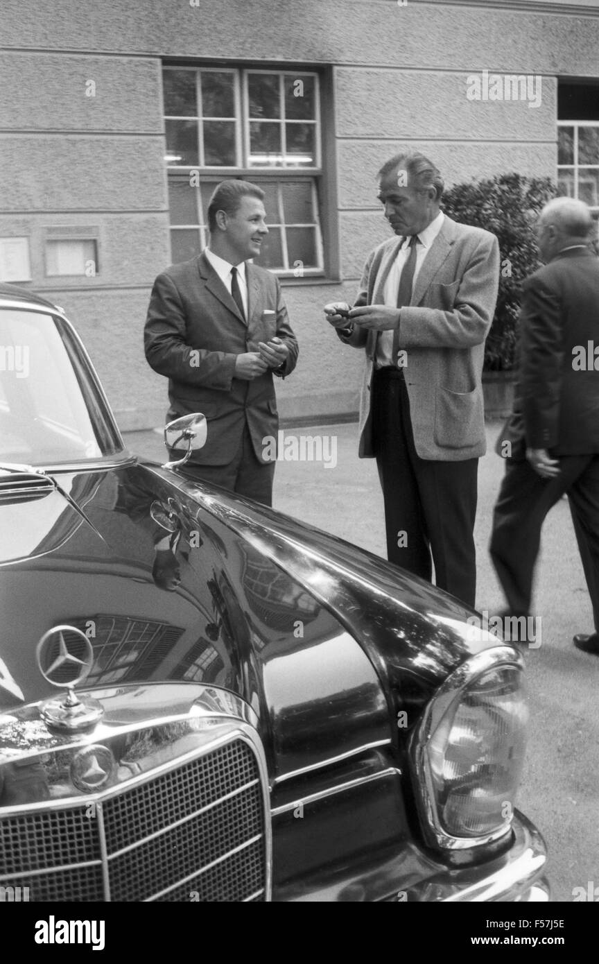 Fahrer Otto Maurer Und Schauspieler James Mason, 1960er Jahre ...