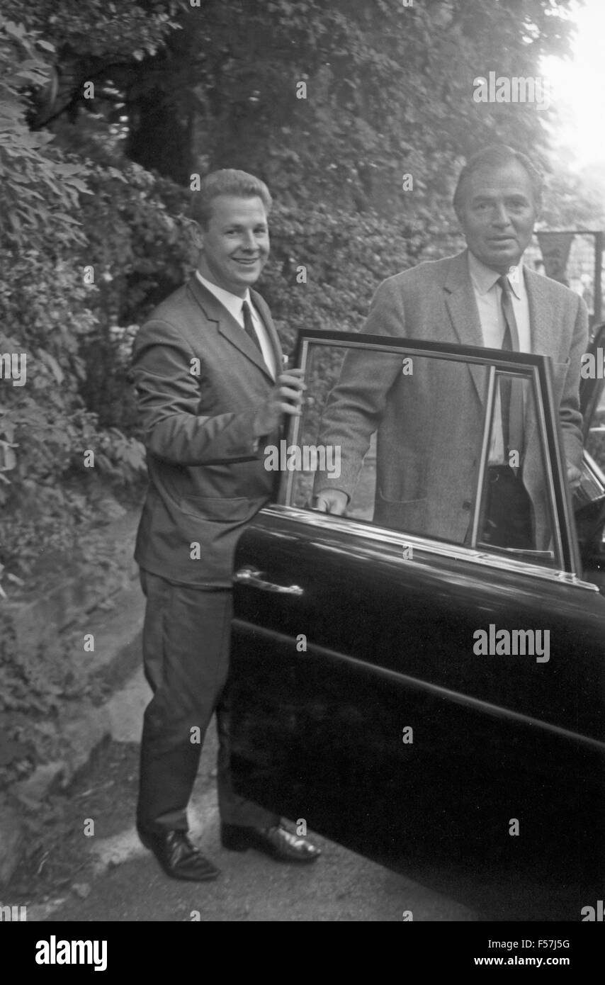 Fahrer Otto Maurer Und Schauspieler James Mason, 1960er Jahre ...