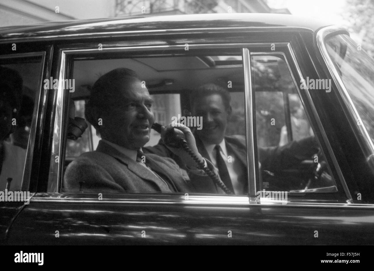 Fahrer Otto Maurer Und Schauspieler James Mason, 1960er Jahre ...