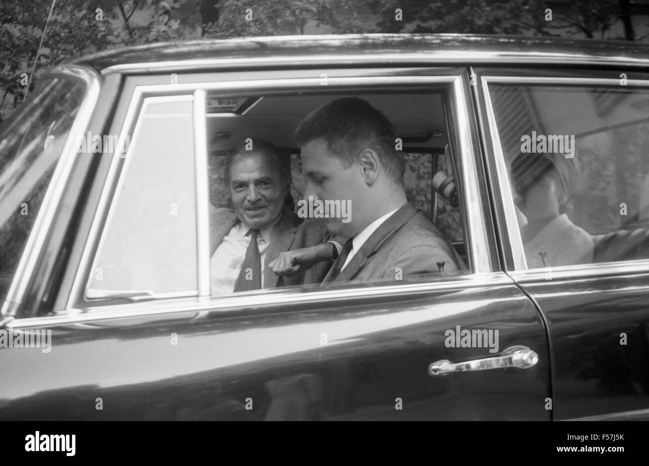 Fahrer Otto Maurer Und Schauspieler James Mason, 1960er Jahre ...