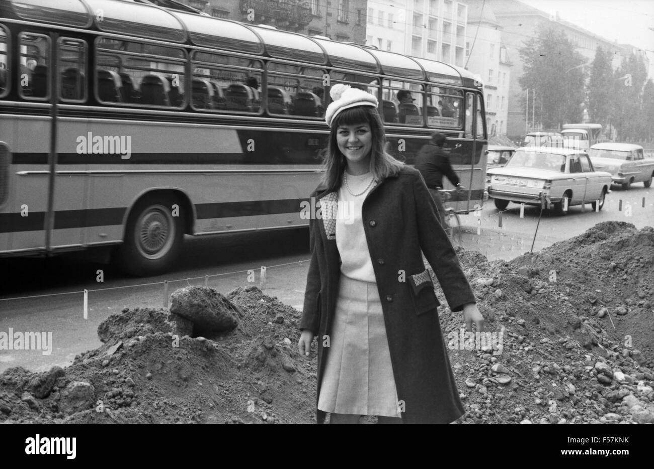 Die deutsche Schlagersängerin Pat Simon, mit Transportwagen ...