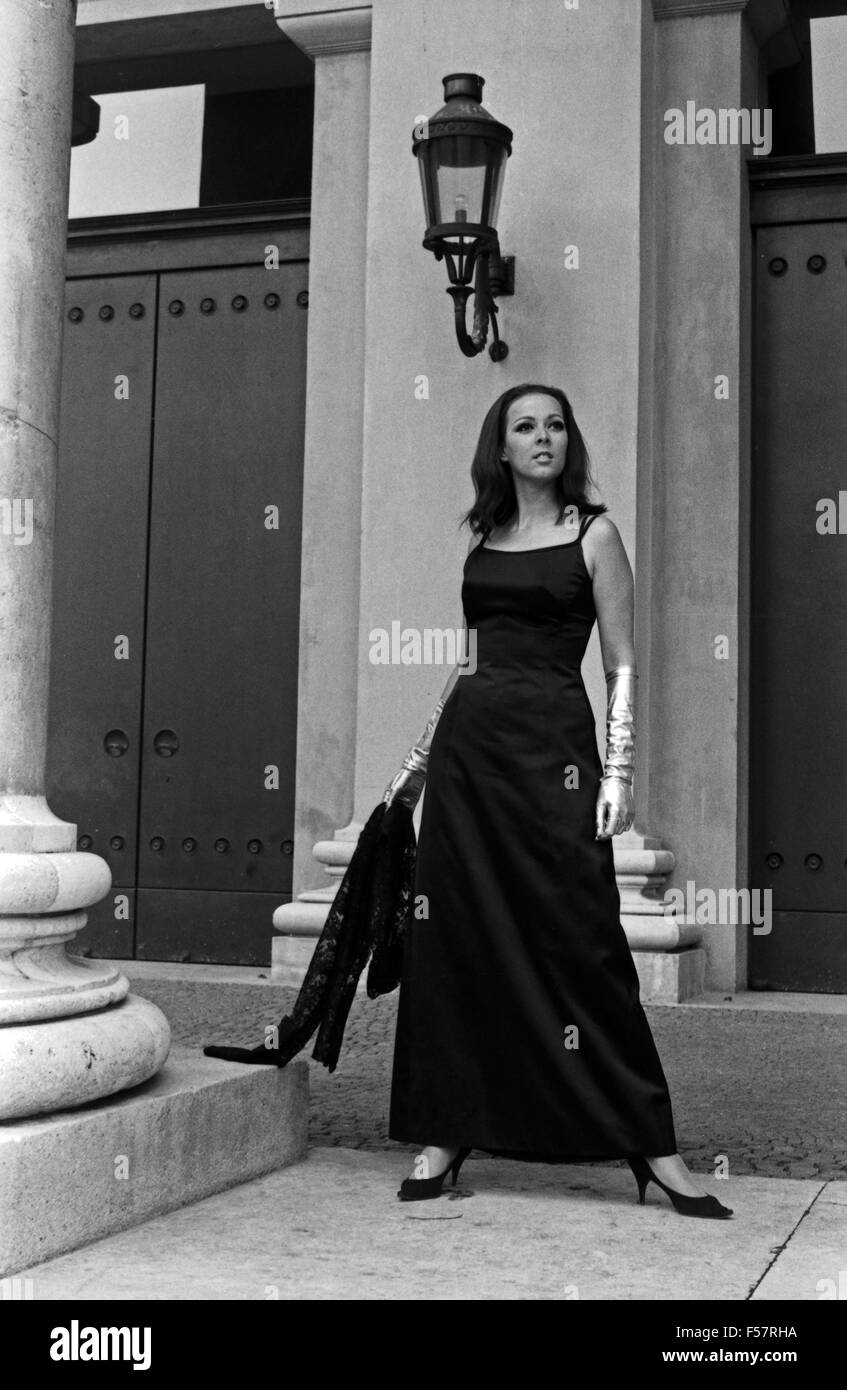 Die deutsche Sängerin Friedel Frank mit dem Max Joseph Platz in München ...