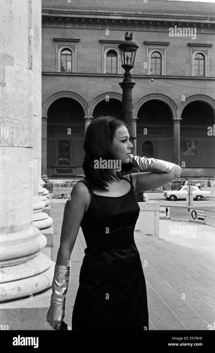 Die deutsche Sängerin Friedel Frank mit dem Max Joseph Platz in München ...