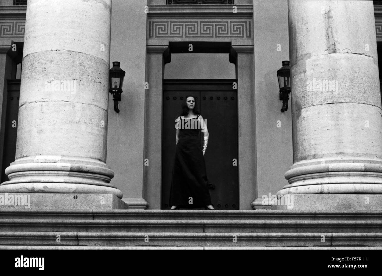 Die deutsche Sängerin Friedel Frank mit dem Max Joseph Platz in München ...