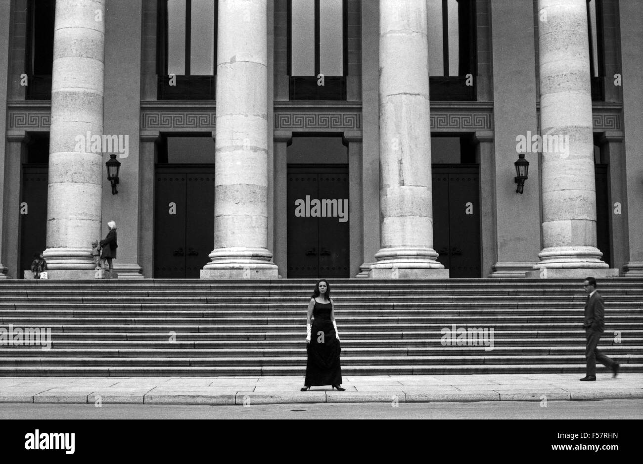 Die deutsche Sängerin Friedel Frank mit dem Max Joseph Platz in München ...