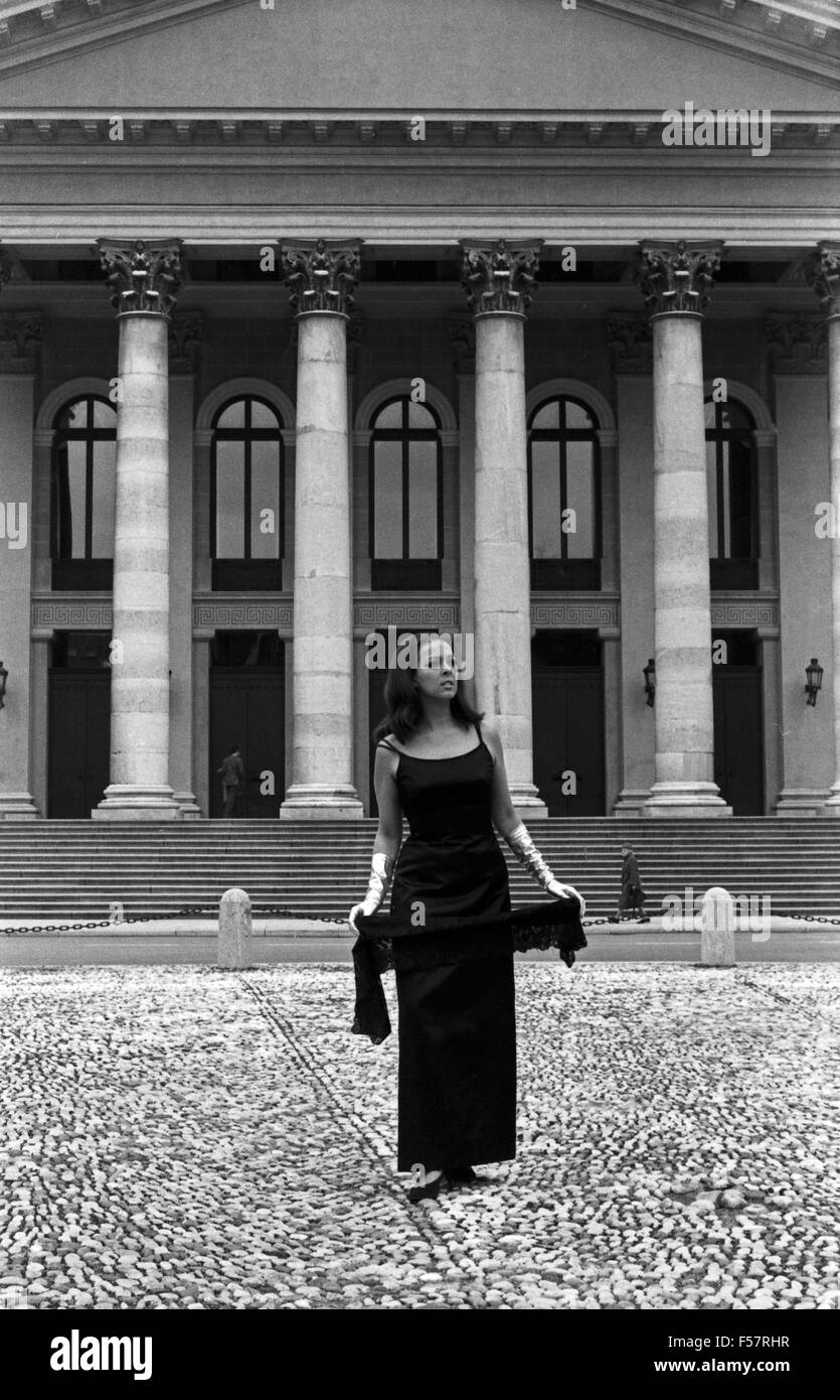 Die deutsche Sängerin Friedel Frank mit dem Max Joseph Platz in München ...