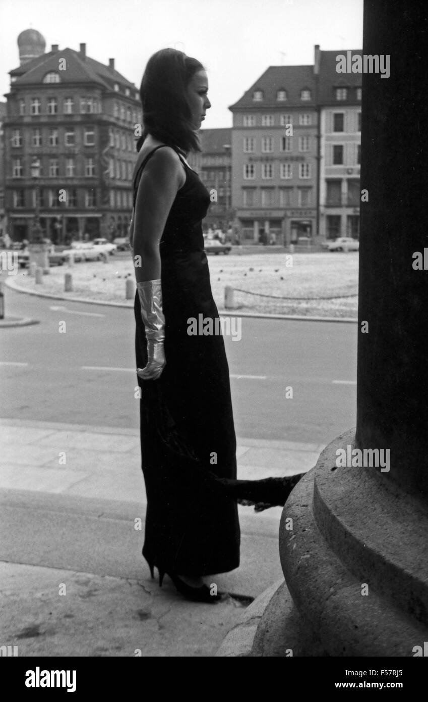 Die deutsche Sängerin Friedel Frank mit dem Max Joseph Platz in München ...